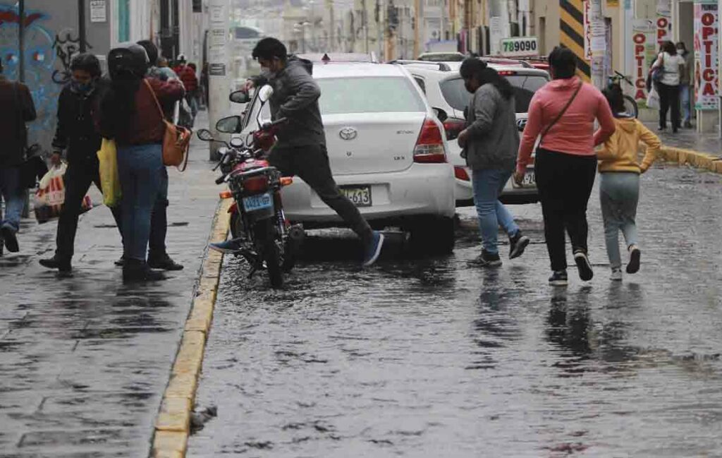 Gobierno declara estado de emergencia 18 distritos de Lima Metropolitana por ciclón Yaku ...