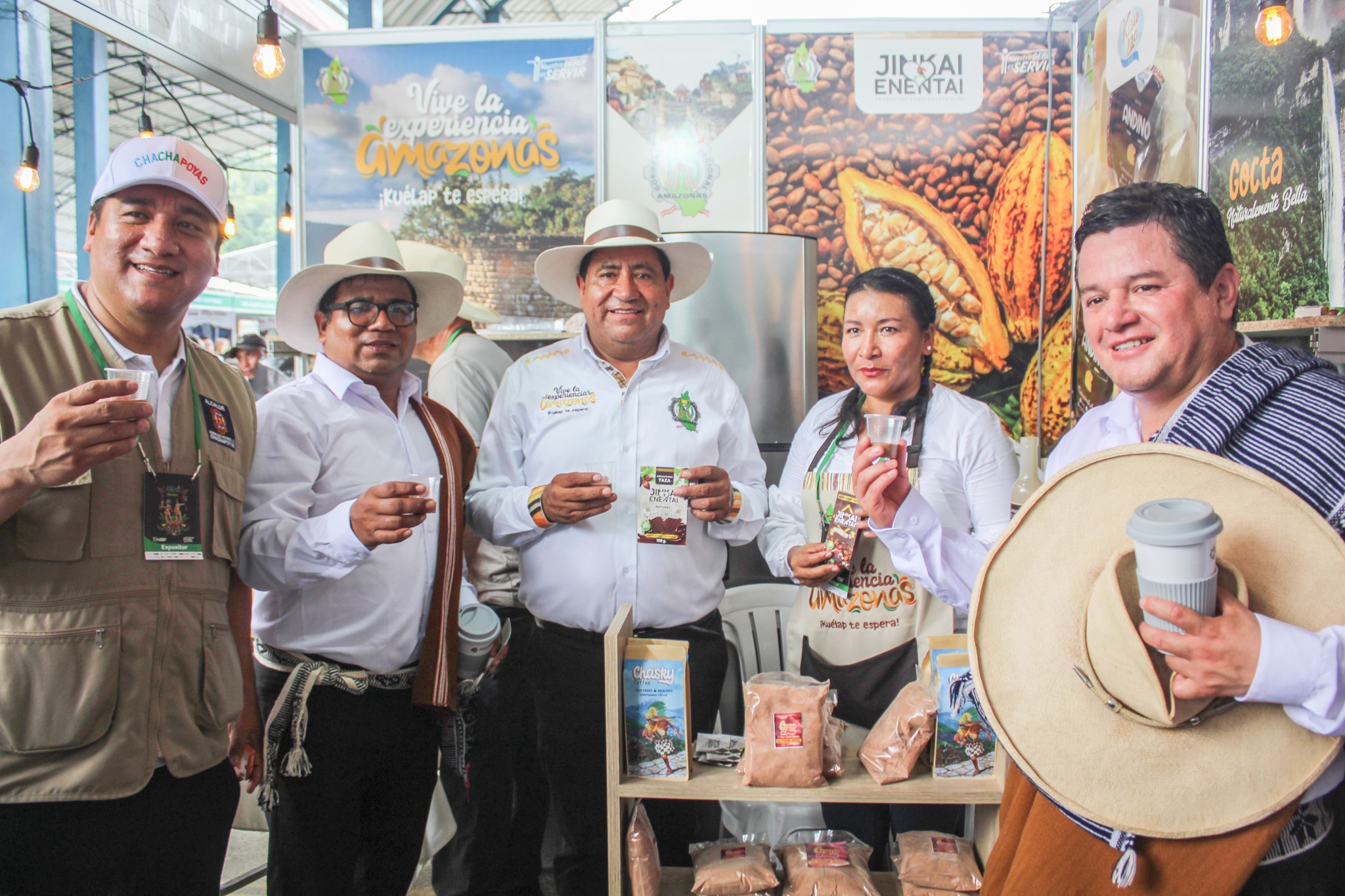 Fiesta, danza, desfile de trajes típicos destacan en el stands de la ...