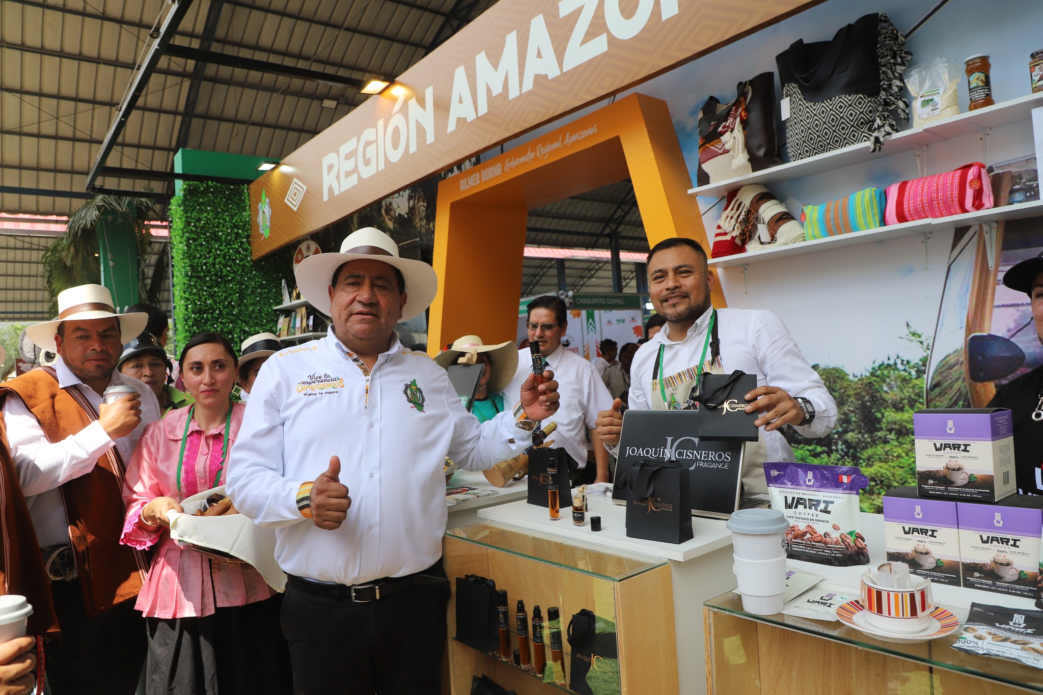 Fiesta, danza, desfile de trajes típicos destacan en el stands de la ...