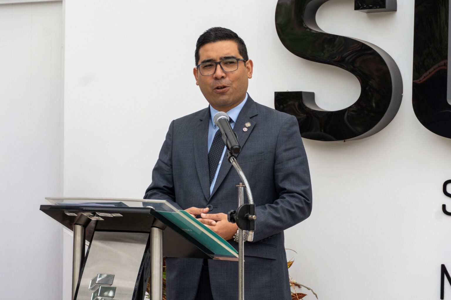 El Dr. Vicente Espinoza Santillán asume funciones como superintendente ...